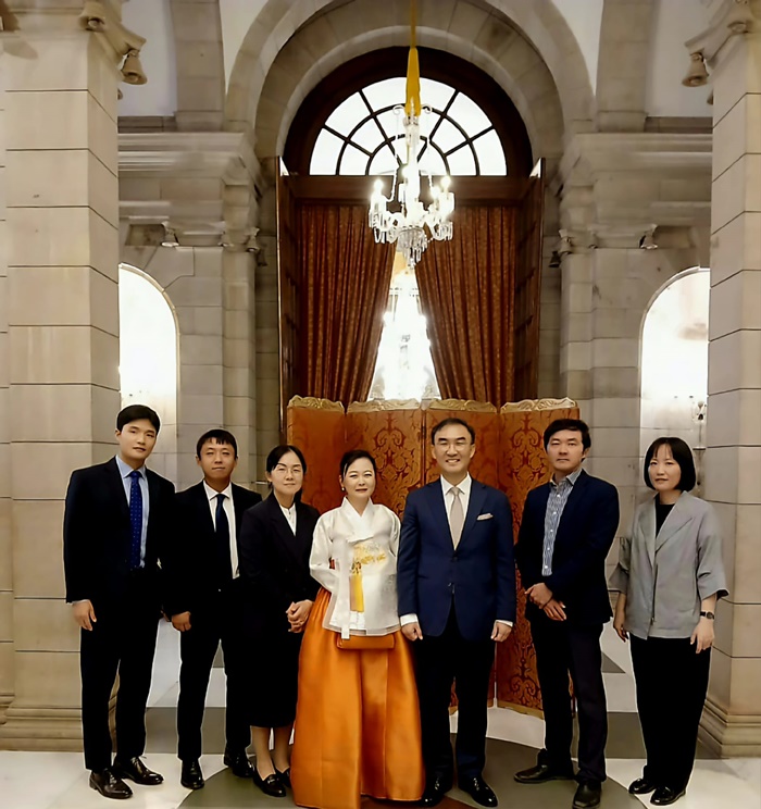 Ambassador Lee Seong-ho presents his credentials to the Honorable ...